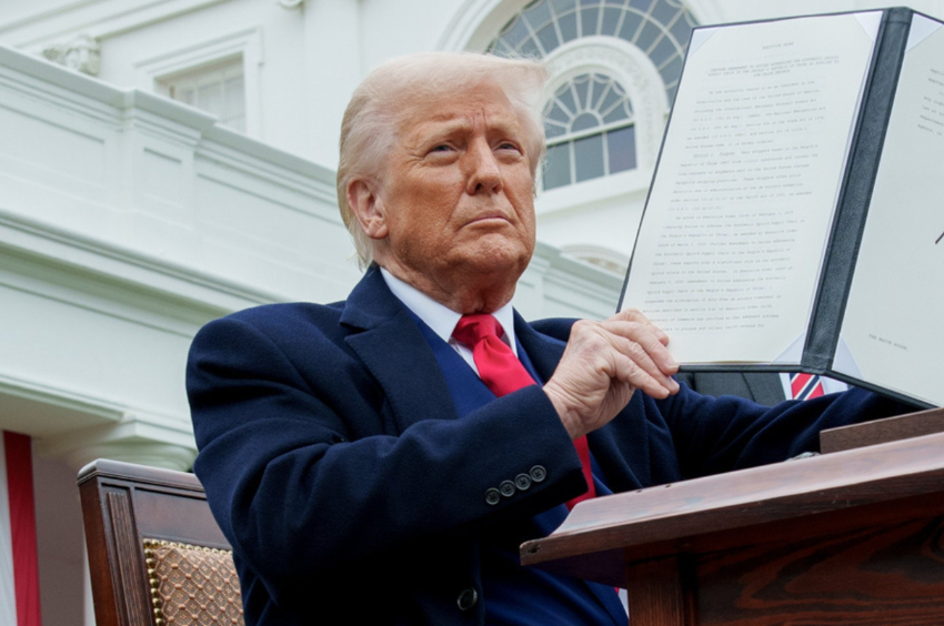 Trump Turns Heads After Accidentally Revealing His Notes While Talking ...