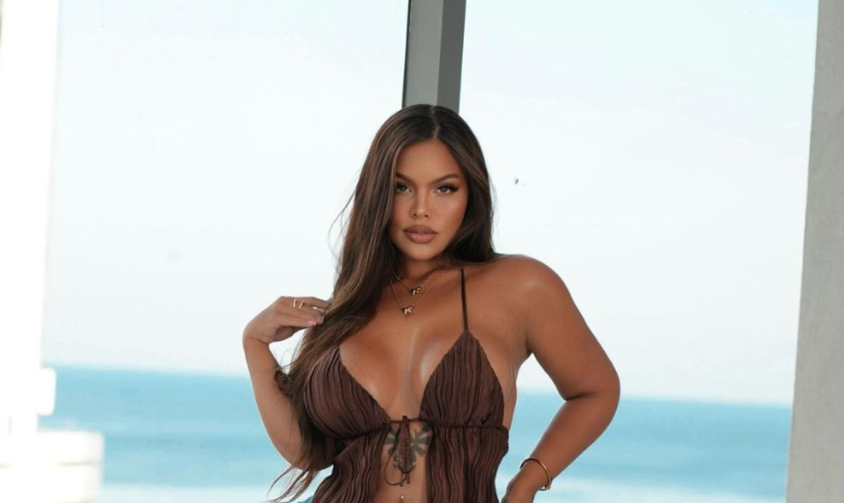 Curvy Influencer Calls On Airlines To Make Seats Bigger, When You Zoom Out You'll See Why ...