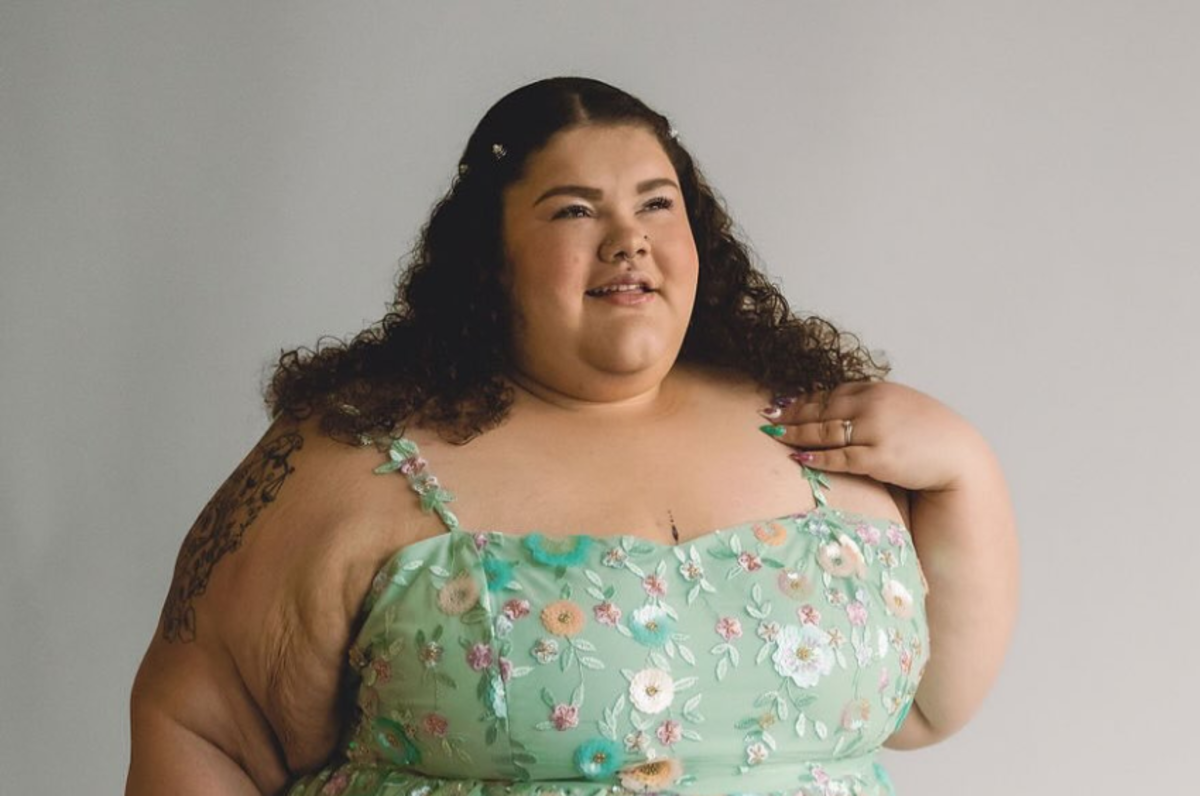 Plus-size Influencer Turns Heads Over Airport Demand - Opposing Views