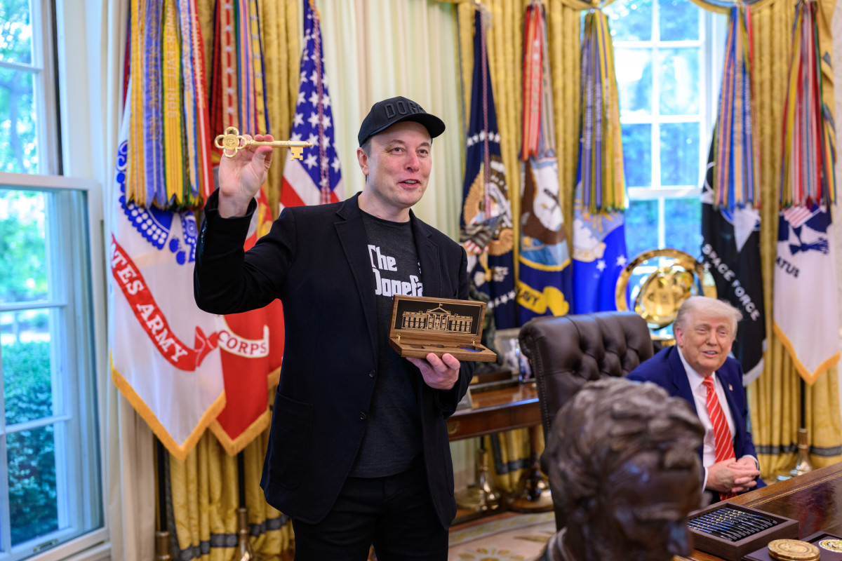 Photo Of Elon Musk In Oval Office Turns Heads After People Spot Small ...
