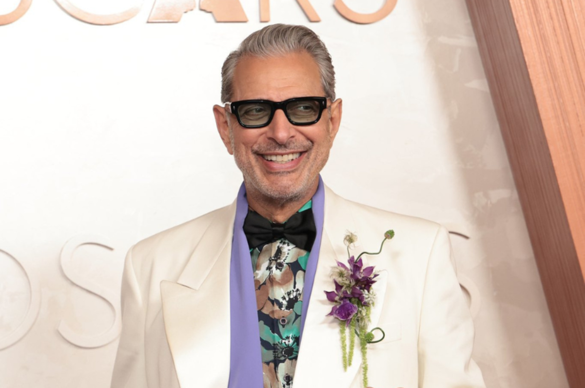 Actor Turns Heads After People Notice What He's Looking At On His Phone ...